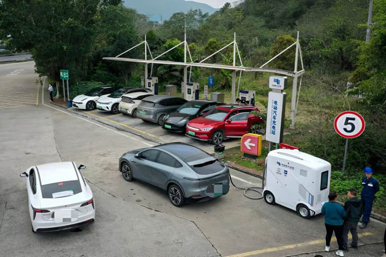 Wuling has launched a self-driving EV charger that can be delivered to ...